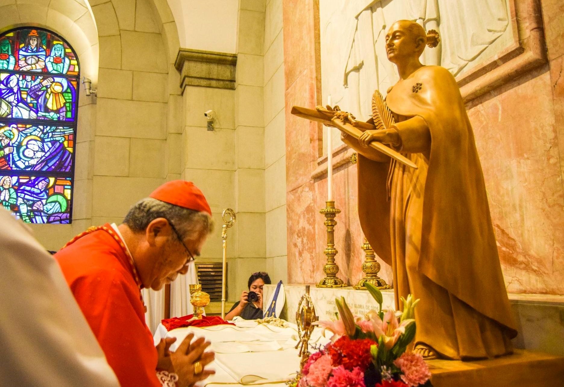 Takayama Statue Shows ‘Kirishitan Samurai’ Offering Sword-cum-Crucifix ...